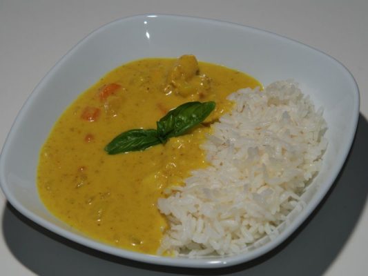 Chicken in Creamy Curry Sauce – Yelda's Kitchen